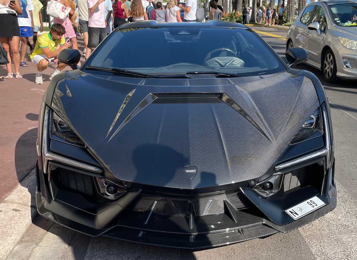 Verkehr an der Côte d’Azur: Mansory Lamborghini Revuelto - Carl mobil